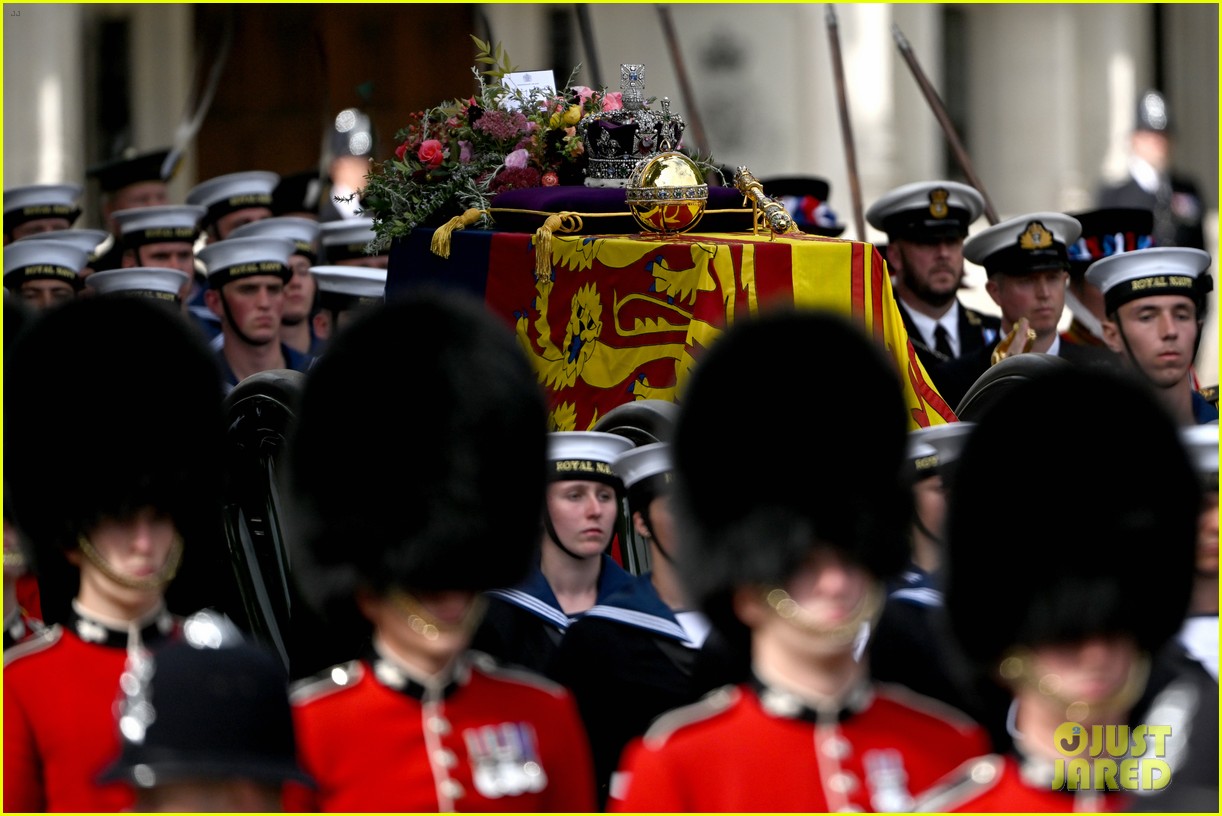 King Charles' Personal Note to Queen Elizabeth on Her Casket Revealed: Photo 4823050 | Queen ...