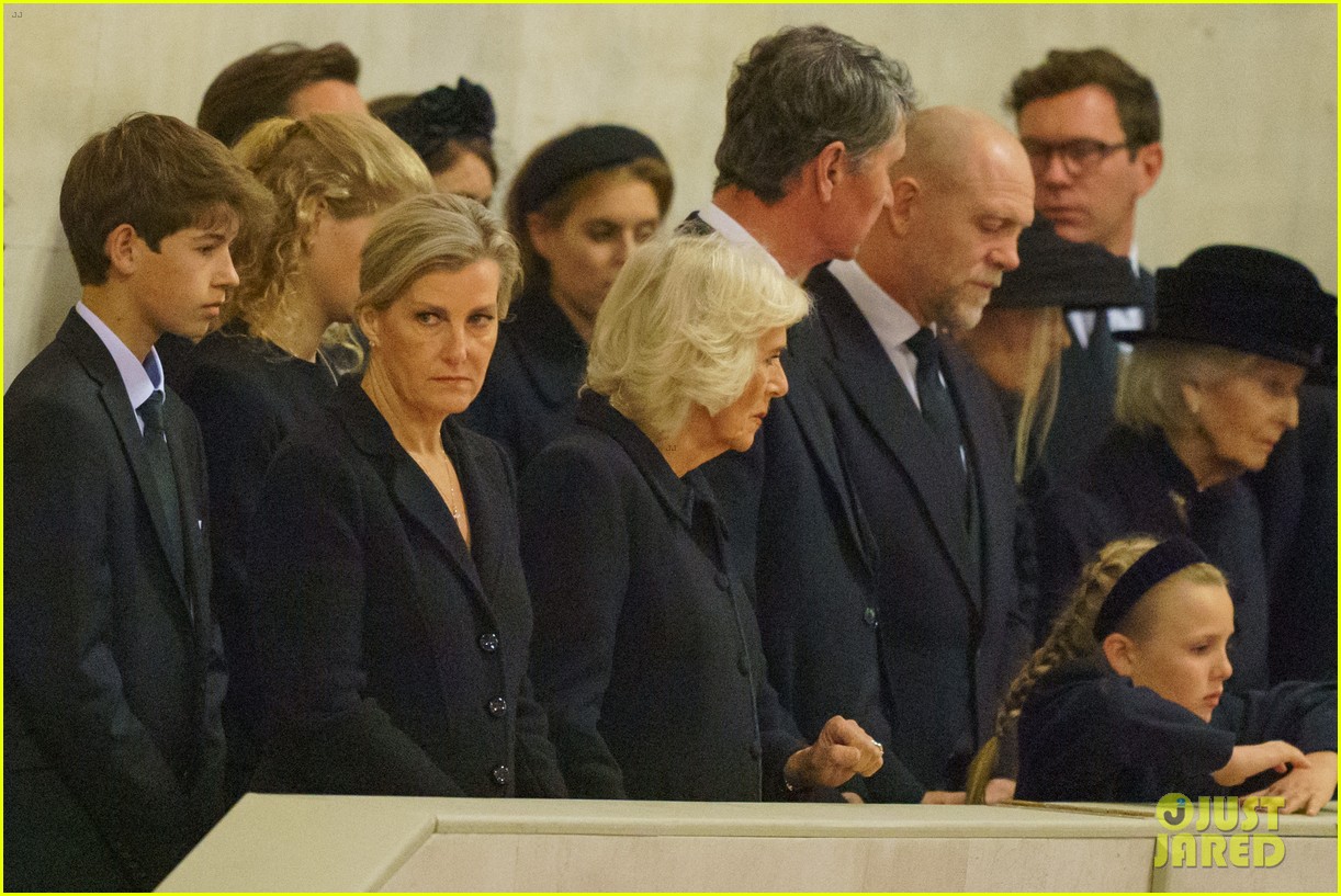 Queen Elizabeth's Four Children Stand Vigil at Her Coffin for 'Vigil of ...