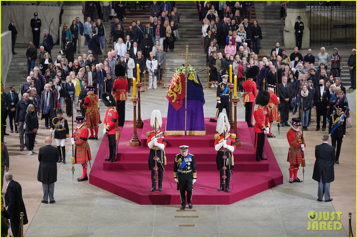 Queen Elizabeth's Four Children Stand Vigil at Her Coffin for 'Vigil of ...