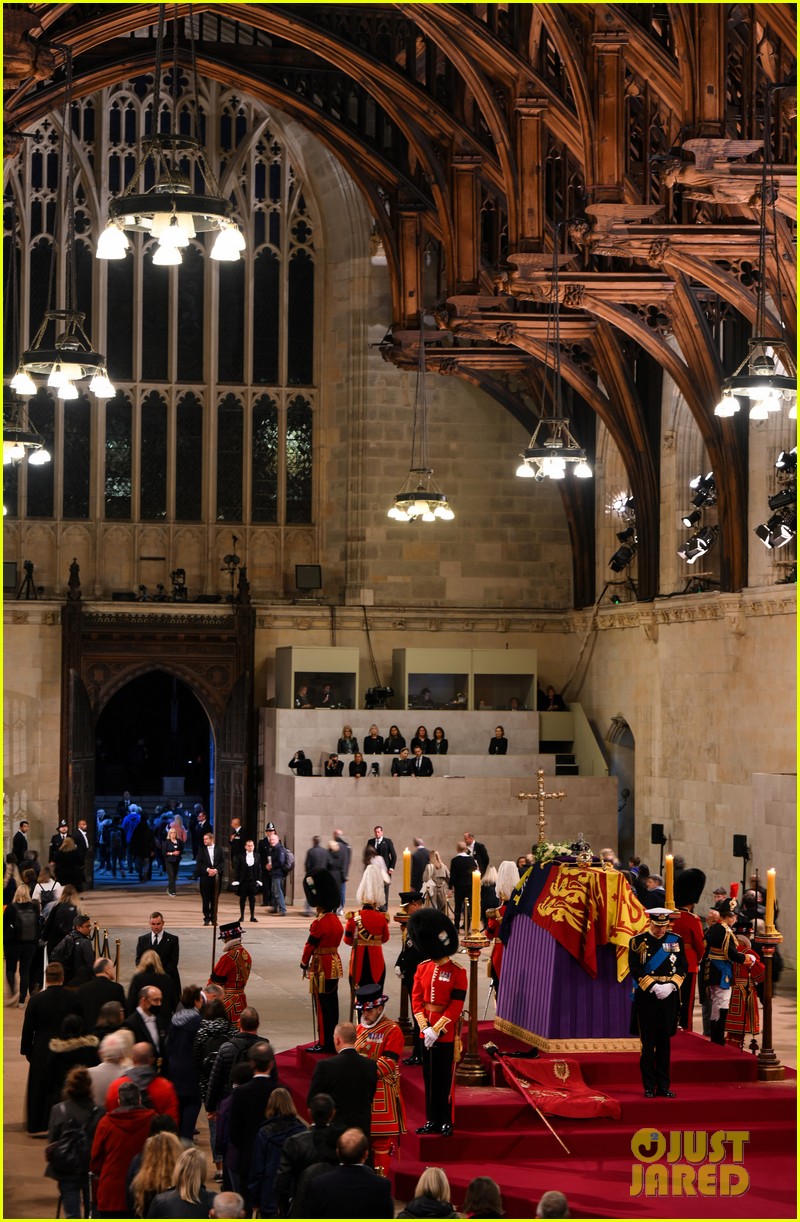 Queen Elizabeth's Four Children Stand Vigil at Her Coffin for 'Vigil of ...