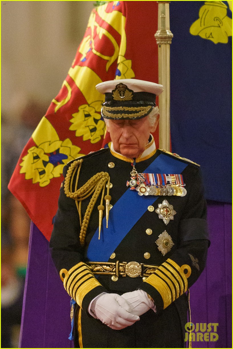 Queen Elizabeth's Four Children Stand Vigil at Her Coffin for 'Vigil of ...