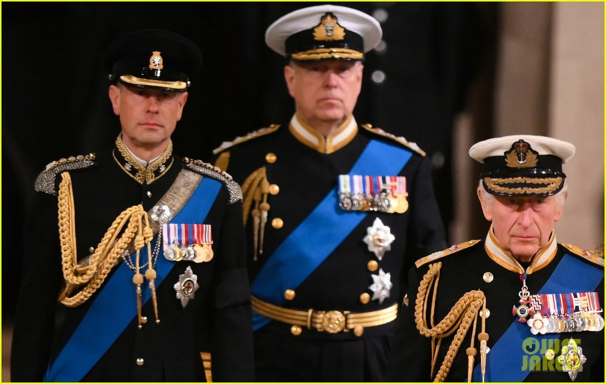 Queen Elizabeth's Four Children Stand Vigil at Her Coffin for 'Vigil of ...