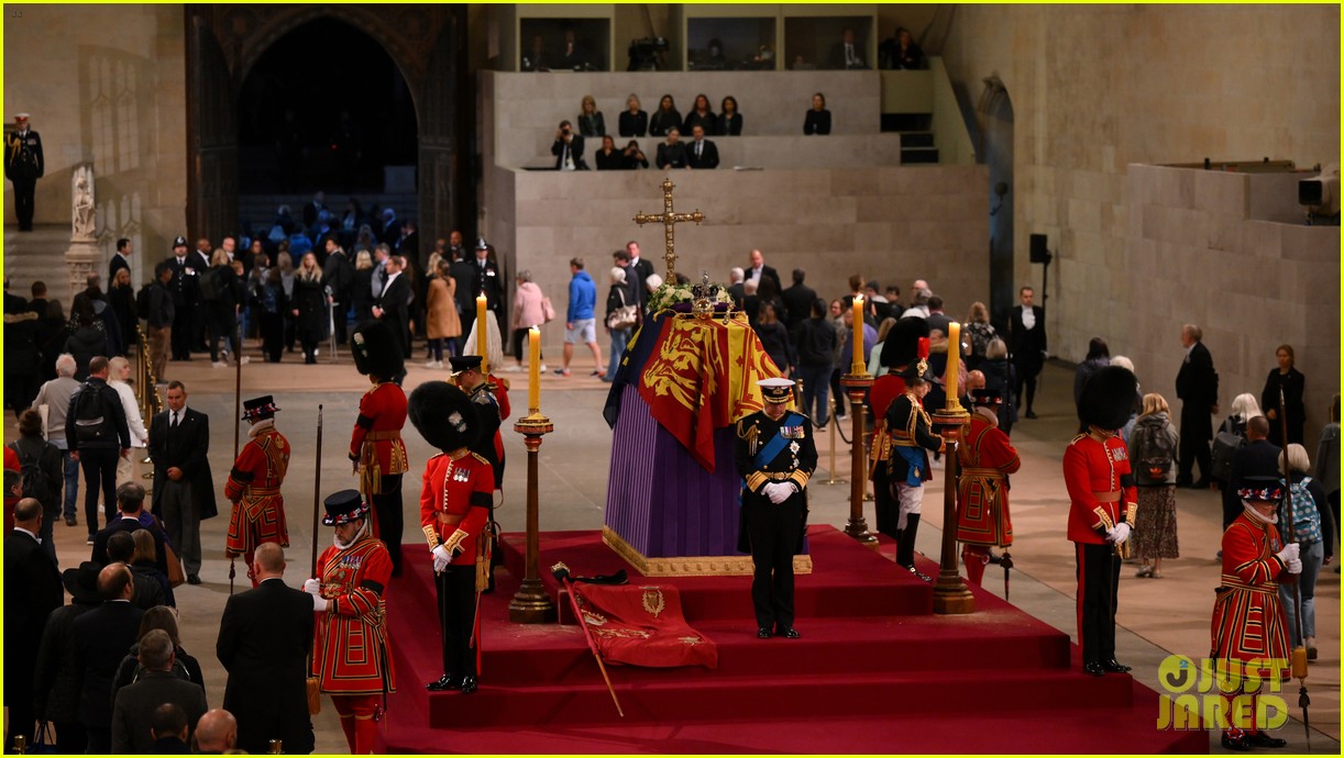 Queen Elizabeth's Four Children Stand Vigil at Her Coffin for 'Vigil of ...