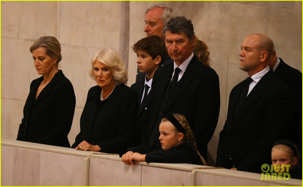 Queen Elizabeth's Four Children Stand Vigil at Her Coffin for 'Vigil of ...