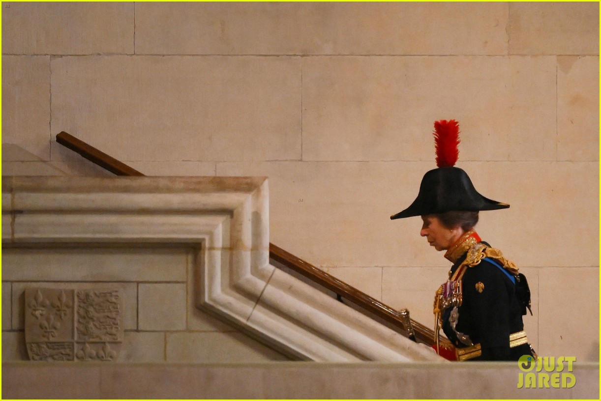 Queen Elizabeth's Four Children Stand Vigil at Her Coffin for 'Vigil of ...