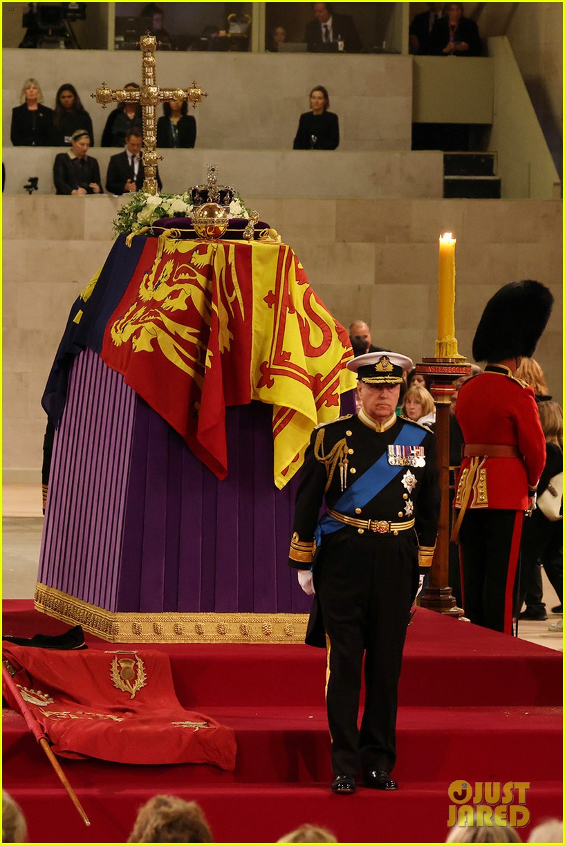 Queen Elizabeth's Four Children Stand Vigil at Her Coffin for 'Vigil of ...