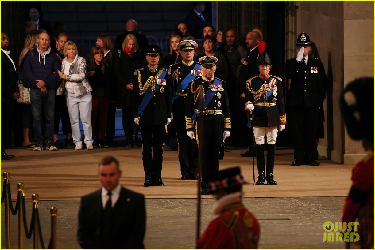 Queen Elizabeth's Four Children Stand Vigil at Her Coffin for 'Vigil of ...