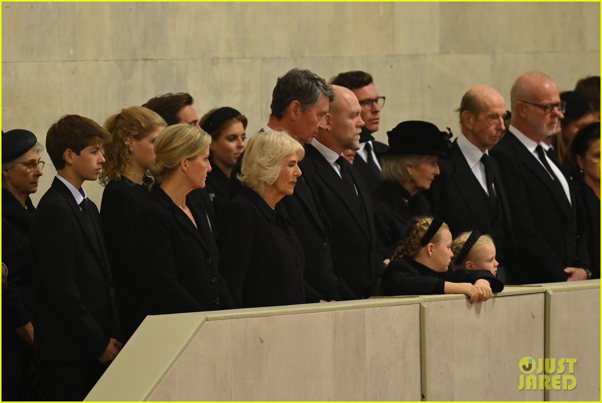 Queen Elizabeth's Four Children Stand Vigil at Her Coffin for 'Vigil of ...