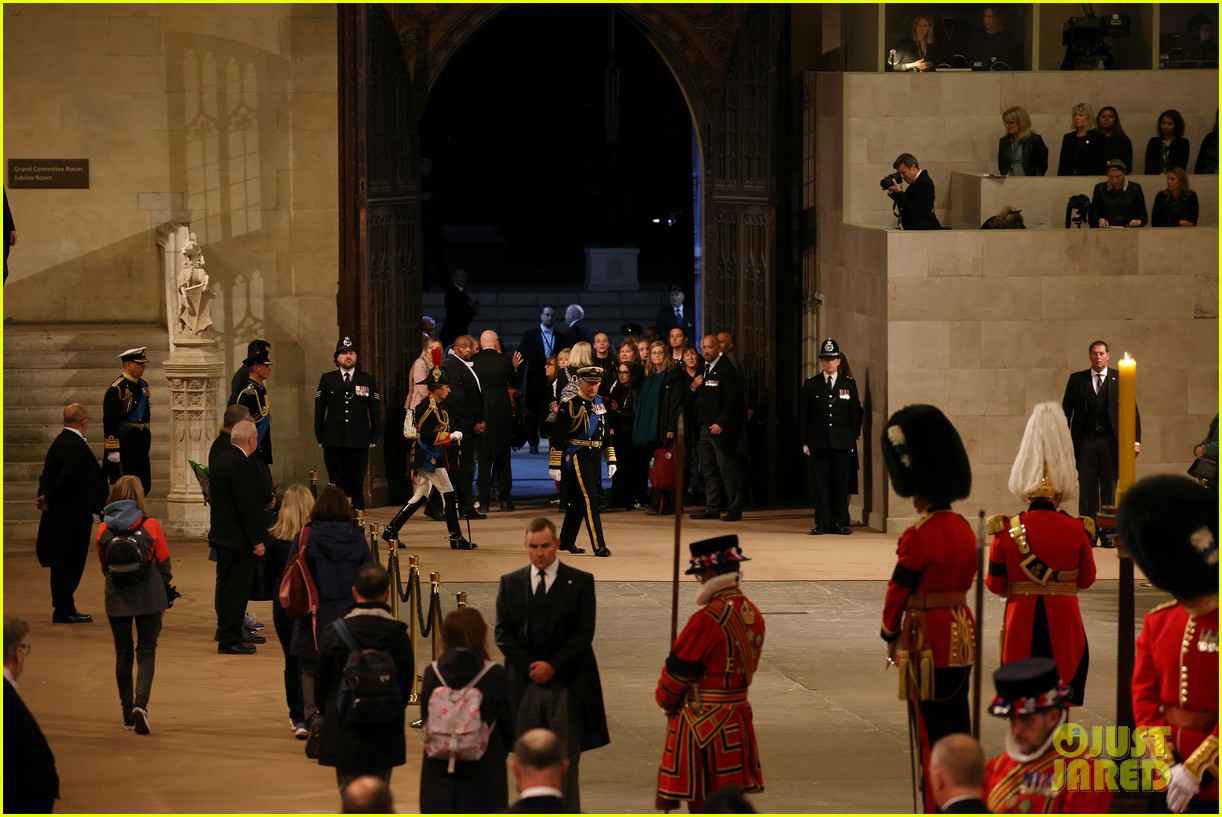 Queen Elizabeth's Four Children Stand Vigil at Her Coffin for 'Vigil of ...
