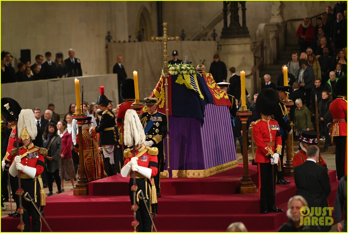 Queen Elizabeth's Four Children Stand Vigil at Her Coffin for 'Vigil of ...