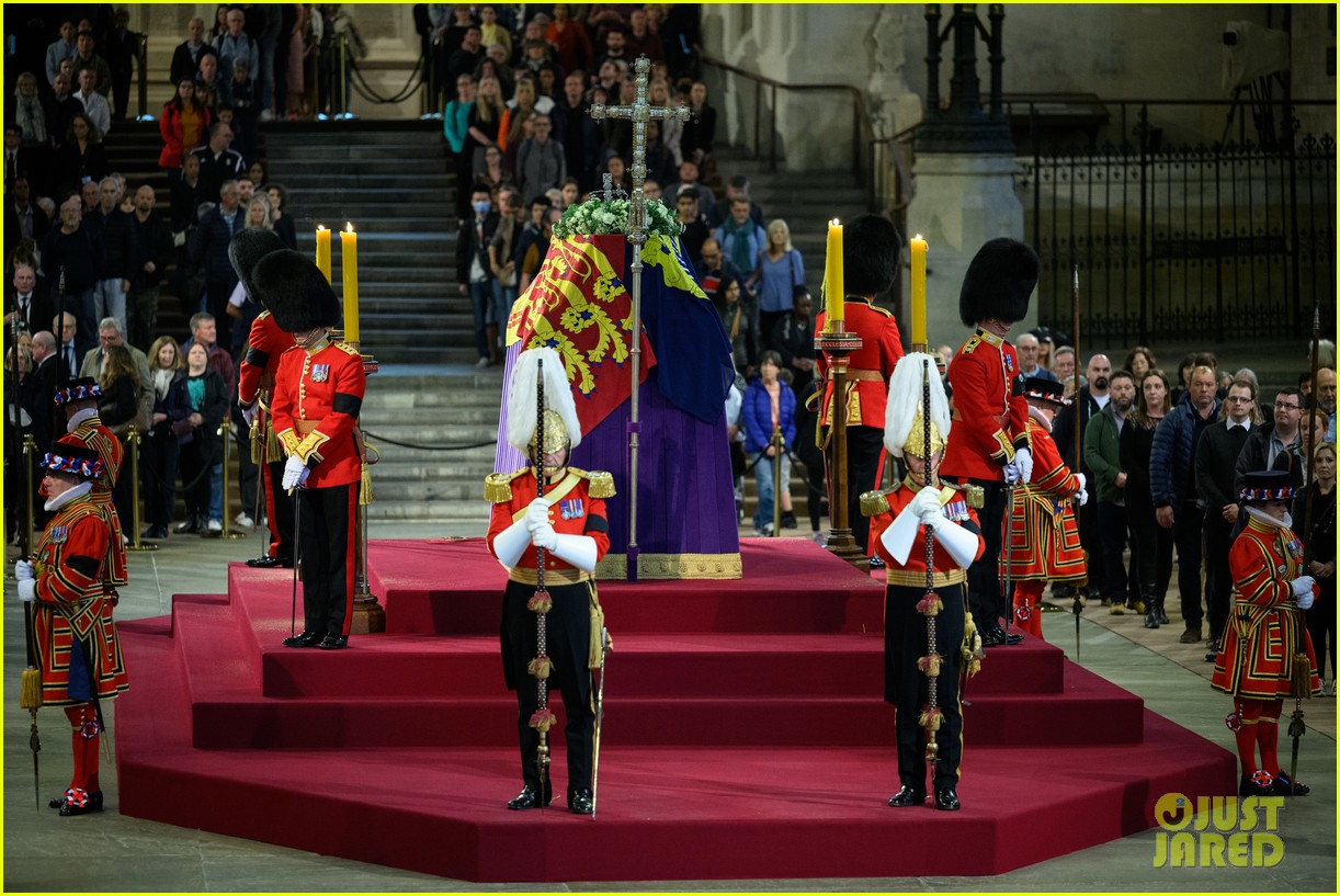 Queen Elizabeth's Coffin Lying-in-State: See Photos From Inside as Line ...
