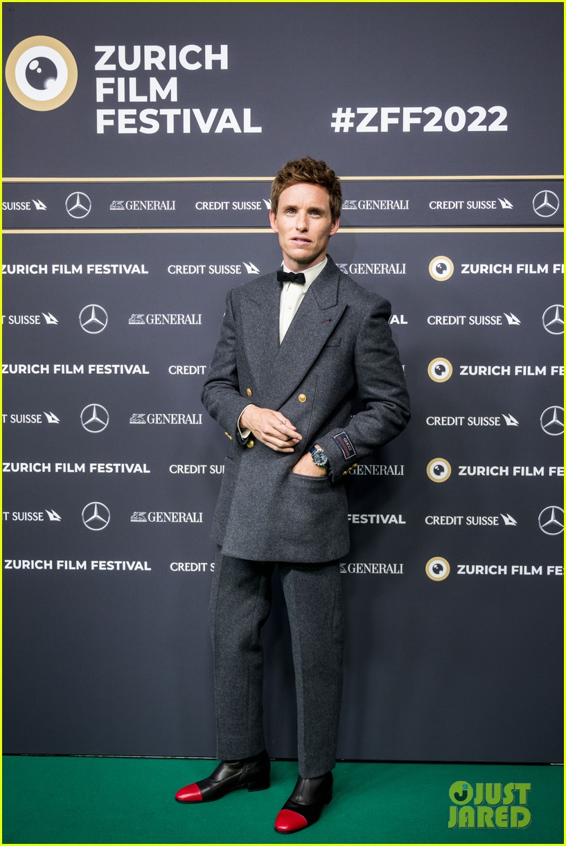 Eddie Redmayne Hangs Out With Fans In The Rain During Zurich Film ...