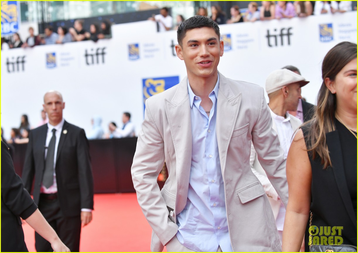 Zac Efron Smiles Wide at TIFF 2022, His First Red Carpet Appearance in ...