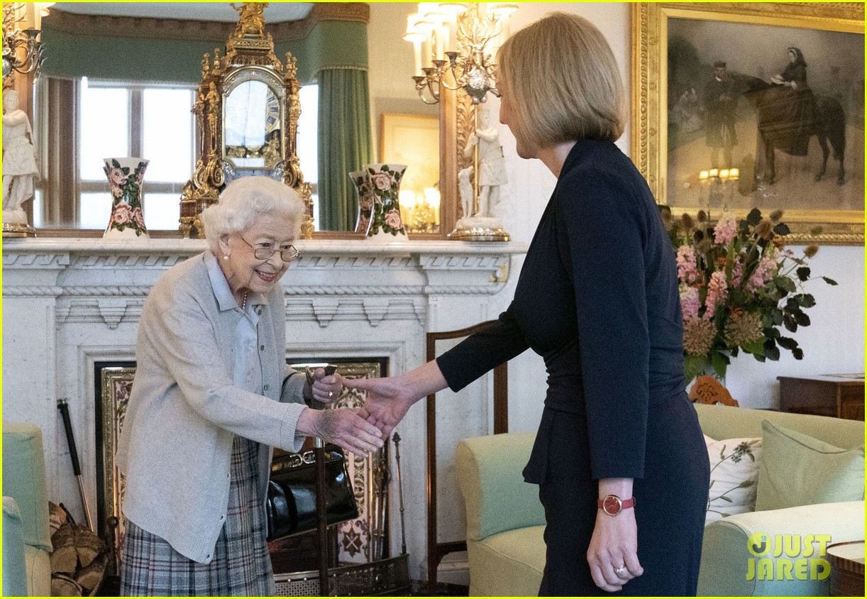 Queen Elizabeth's Health Is a 'Concern,' Buckingham Palace Issues Rare ...