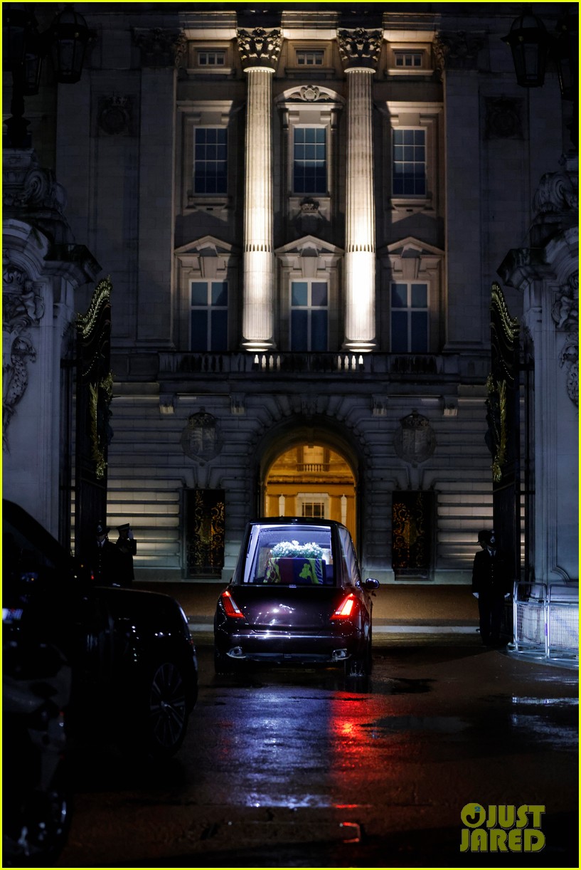 Prince Harry & Meghan Markle Spotted in Buckingham Palace for Queen ...
