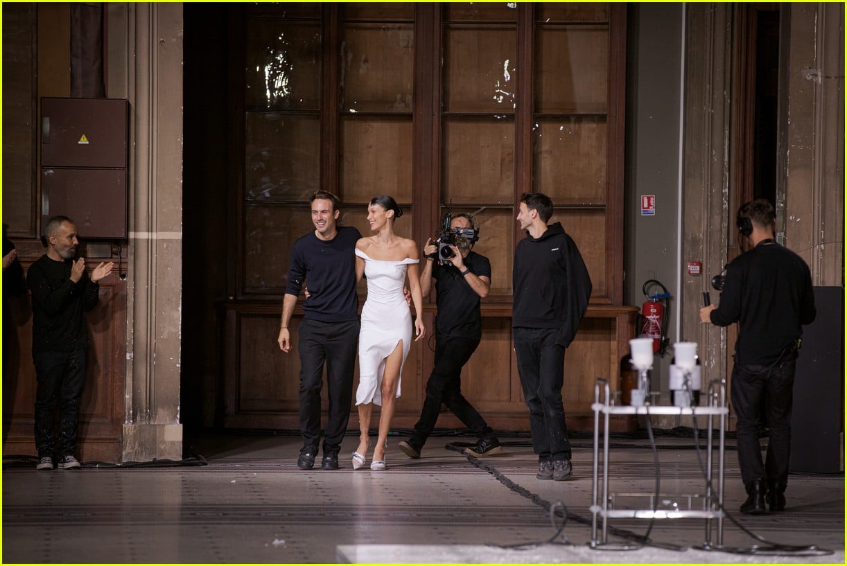 Bella Hadid Has Dress Spray-Painted on Her Body During Coperni Show in ...