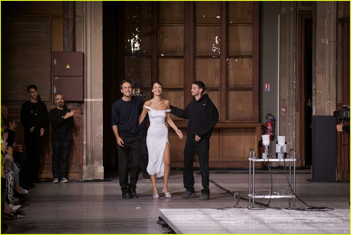 Bella Hadid Has Dress Spray-Painted on Her Body During Coperni Show in ...