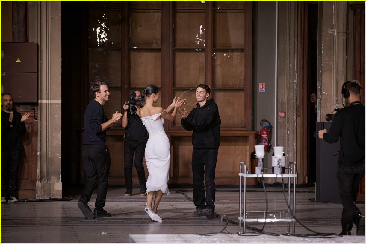 Bella Hadid Has Dress Spray-Painted on Her Body During Coperni Show in ...