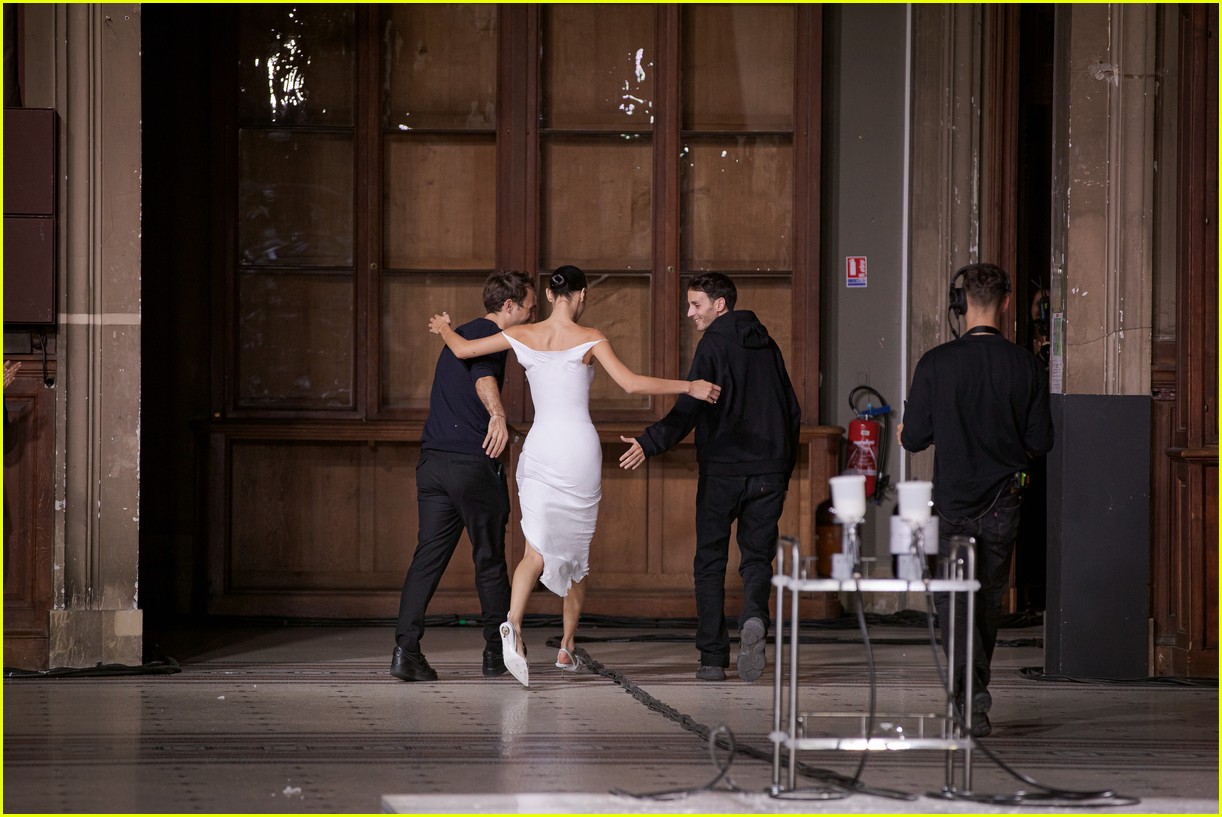 Bella Hadid Has Dress Spray-Painted on Her Body During Coperni Show in ...