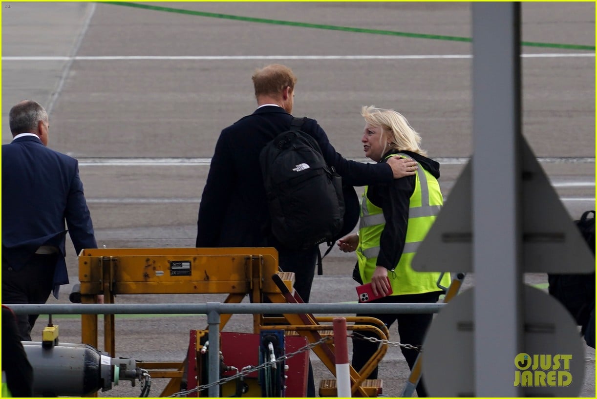 Prince Harry Appears to Comfort Worker While Boarding Flight After ...