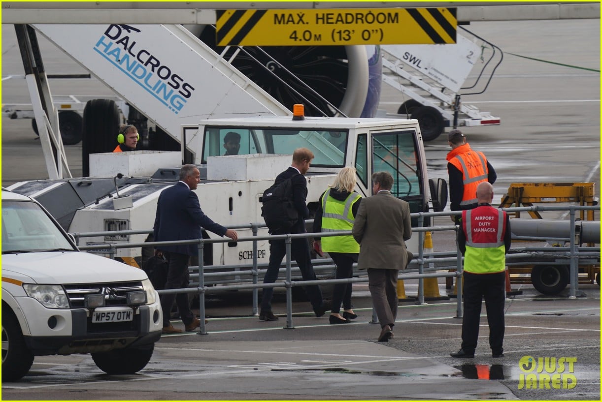 Prince Harry Appears to Comfort Worker While Boarding Flight After ...