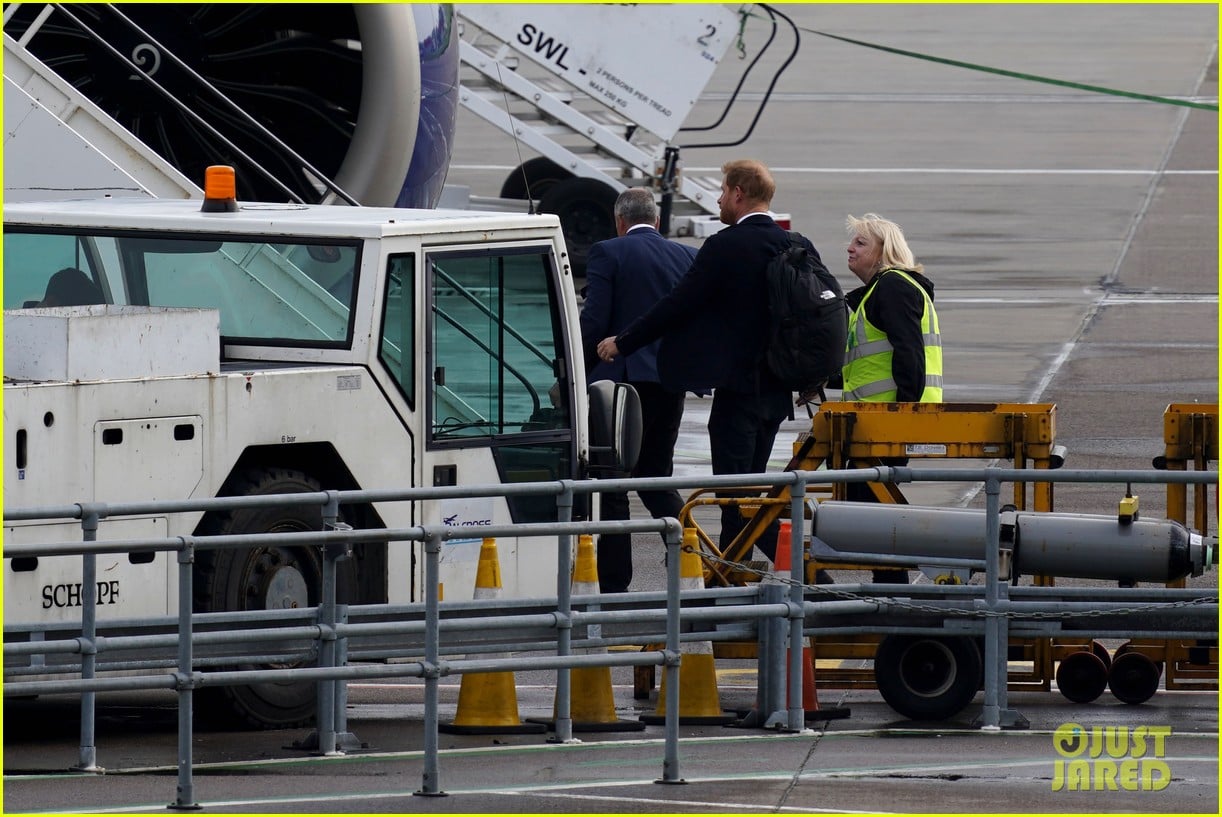 Prince Harry Appears to Comfort Worker While Boarding Flight After ...