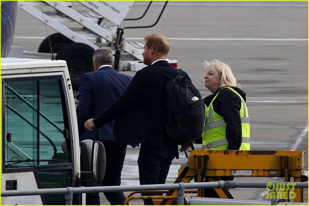 Prince Harry Appears to Comfort Worker While Boarding Flight After ...