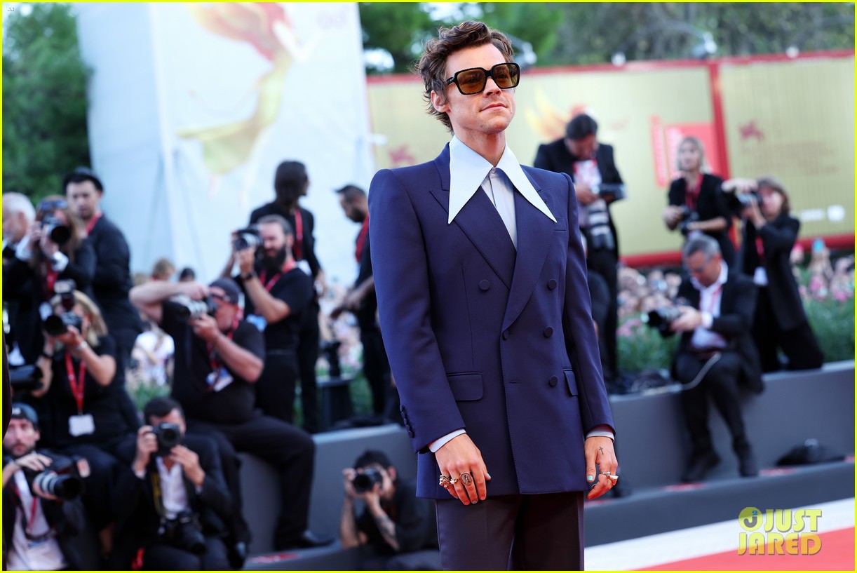 Harry Styles & Olivia Wilde Walk 'Don't Worry Darling' Red Carpet ...