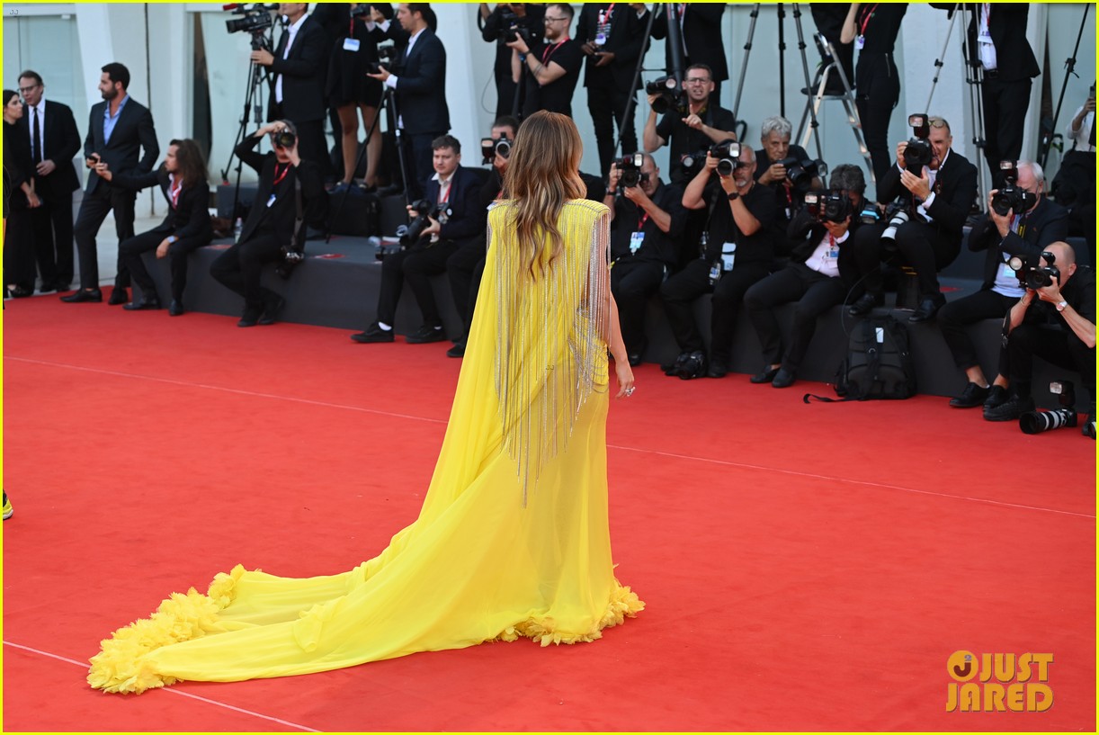 Harry Styles & Olivia Wilde Walk 'Don't Worry Darling' Red Carpet ...