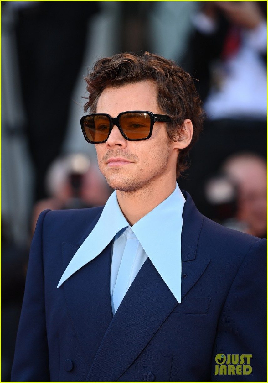 Harry Styles & Olivia Wilde Walk 'Don't Worry Darling' Red Carpet ...