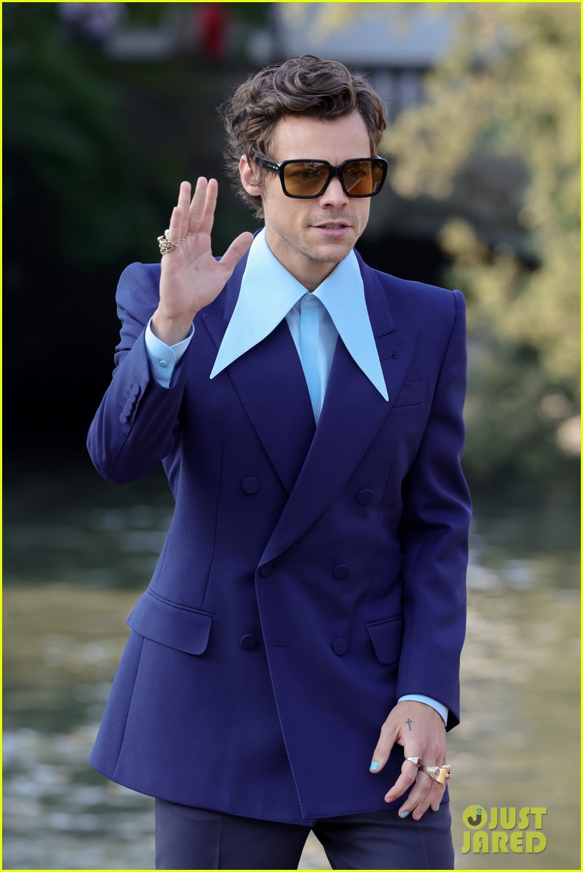 Harry Styles & Olivia Wilde Walk 'Don't Worry Darling' Red Carpet ...