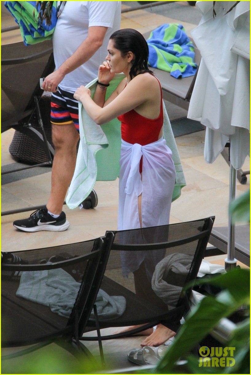 Jessie J Keeps Close to Boyfriend Chanan Colman While Swimming on ...