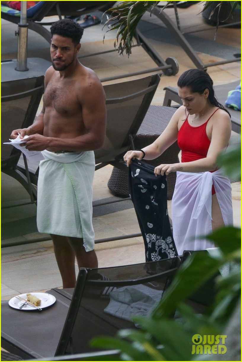 Jessie J Keeps Close to Boyfriend Chanan Colman While Swimming on ...