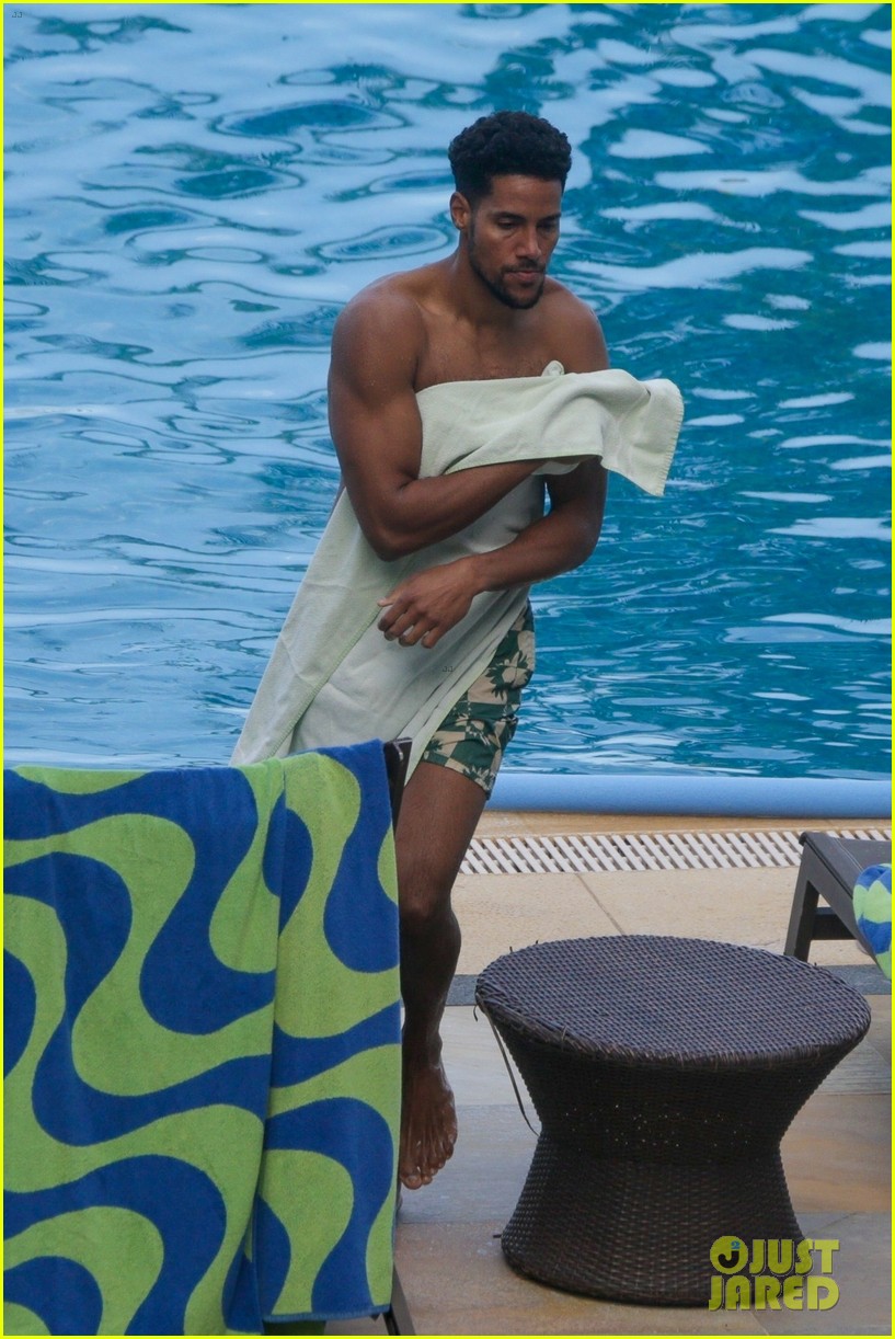 Jessie J Keeps Close to Boyfriend Chanan Colman While Swimming on ...