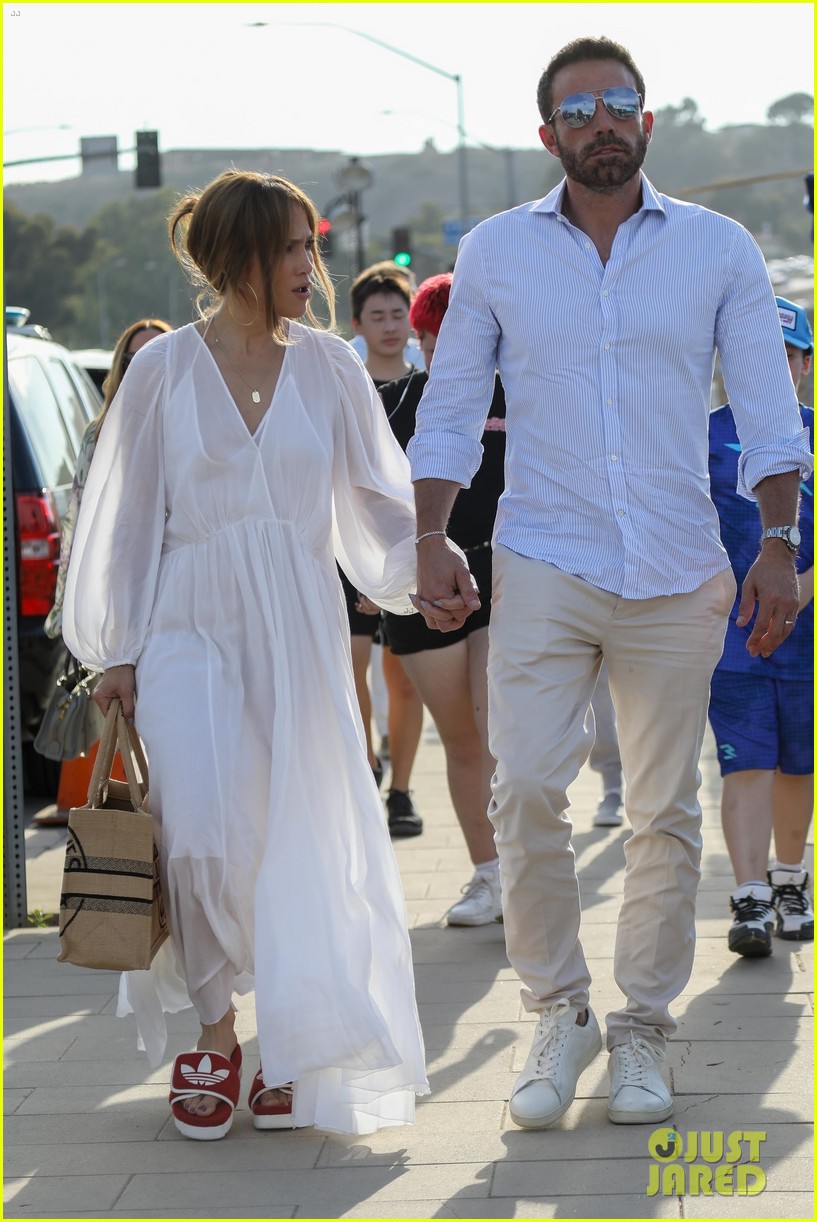 Jennifer Lopez & Ben Affleck Match Their Outfits For Malibu's Chili ...