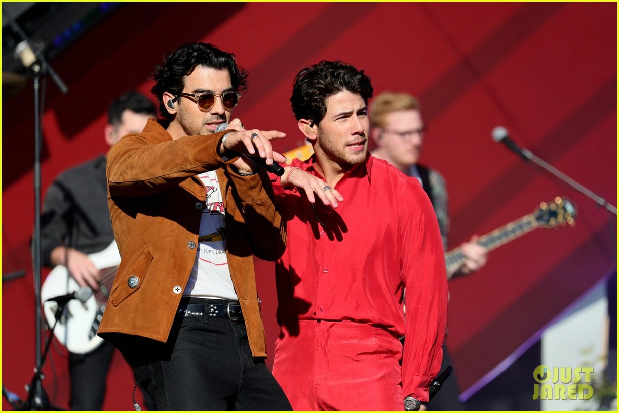 Nick, Joe, & Kevin Jonas Rock the Stage at Global Citizen Festival 2022 ...
