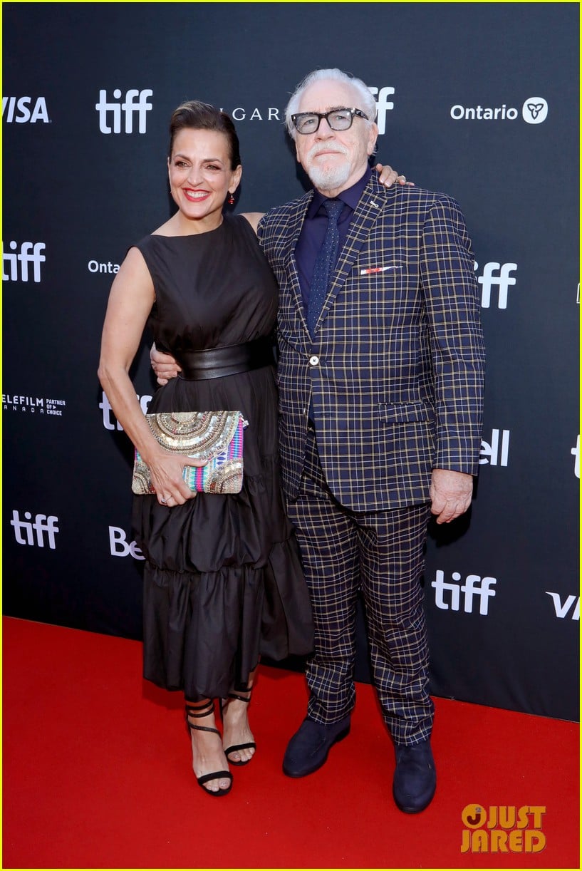 Kate Beckinsale Pairs A Bright Pink Dress With Black Latex Gloves at ...