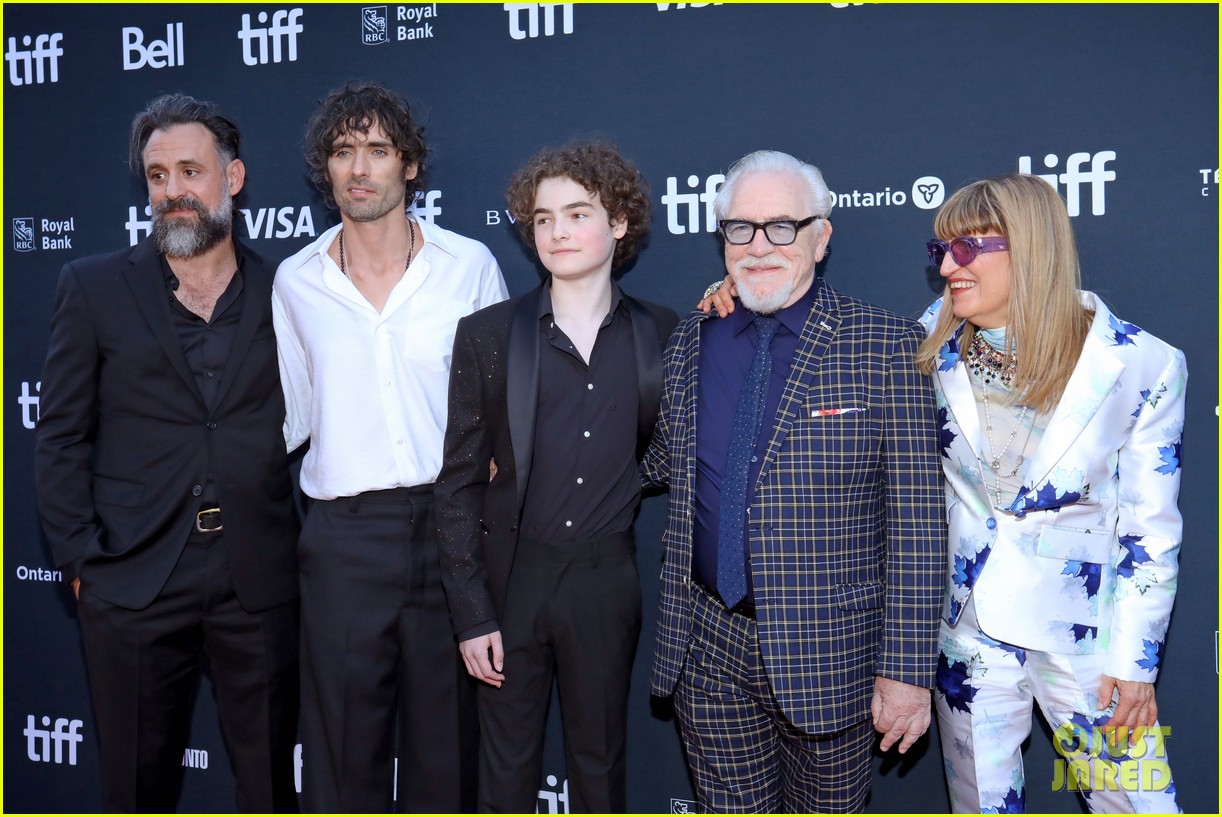 Kate Beckinsale Pairs A Bright Pink Dress With Black Latex Gloves at ...