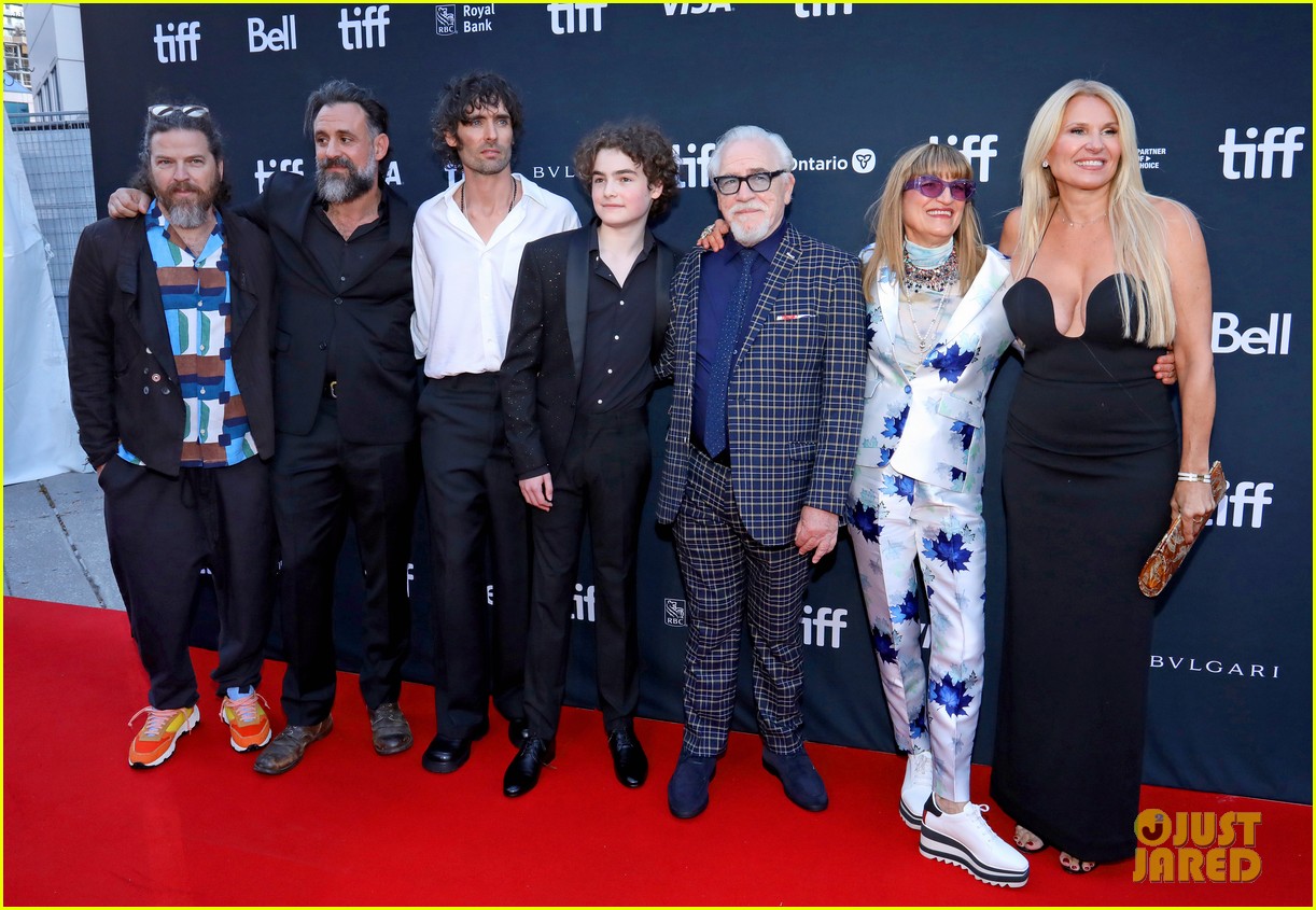 Kate Beckinsale Pairs A Bright Pink Dress With Black Latex Gloves at ...