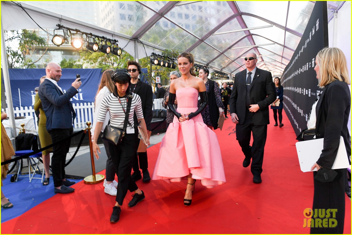 Kate Beckinsale Pairs A Bright Pink Dress With Black Latex Gloves at ...