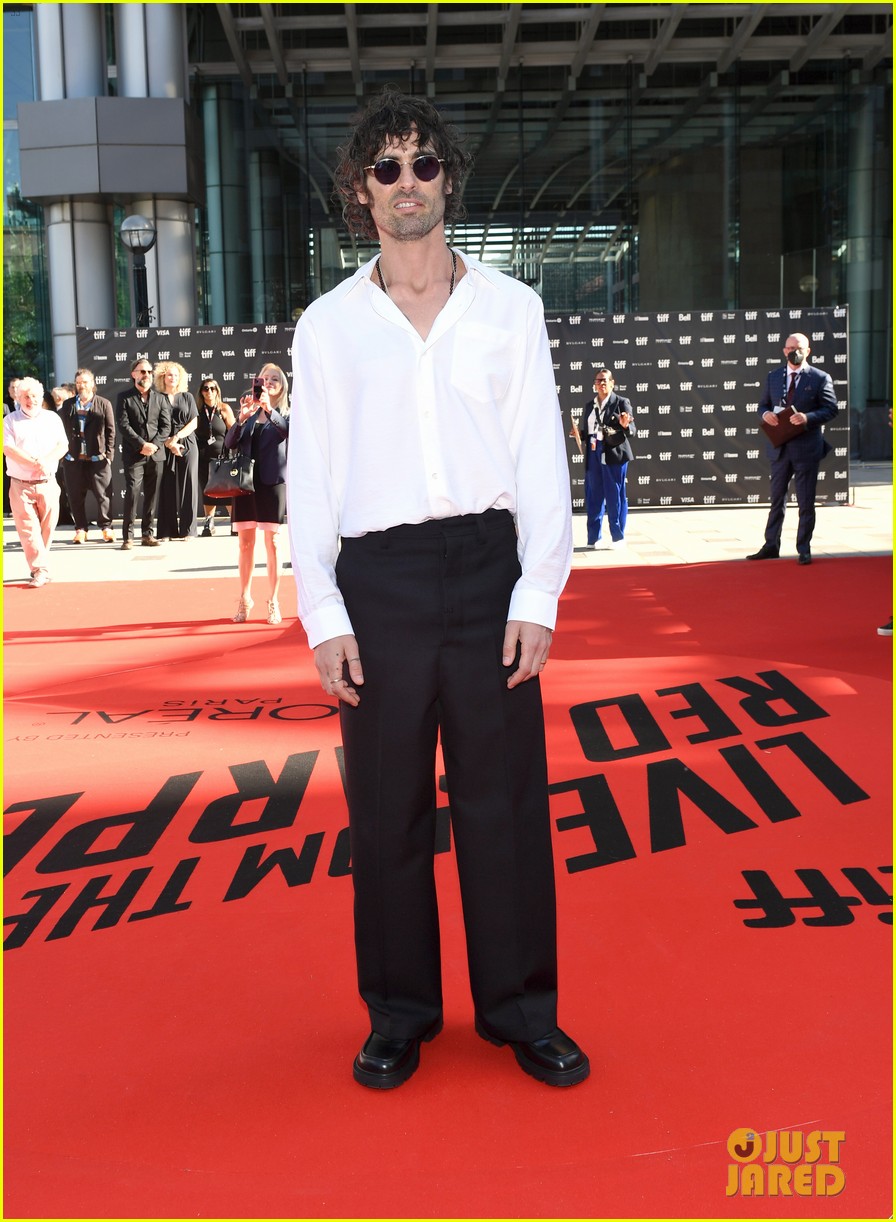 Kate Beckinsale Pairs A Bright Pink Dress With Black Latex Gloves at ...