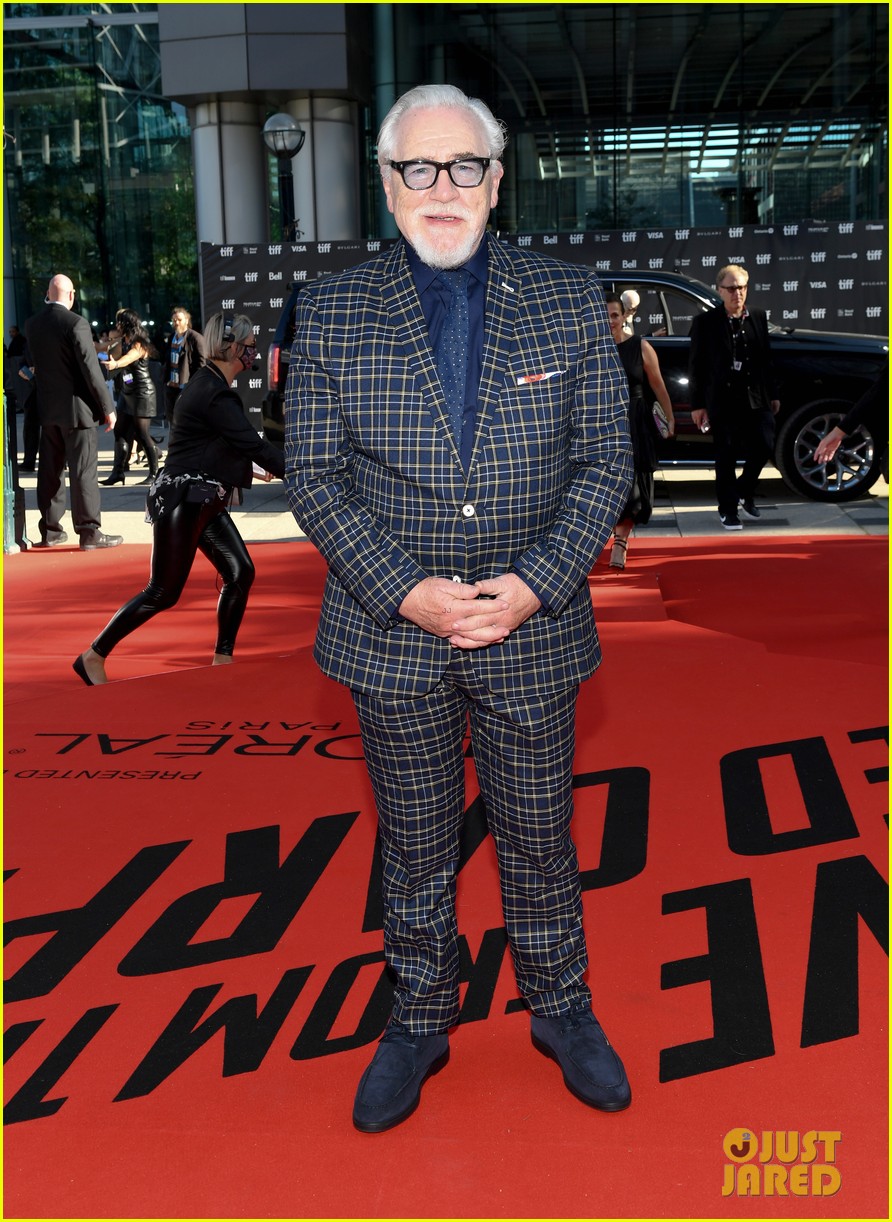 Kate Beckinsale Pairs A Bright Pink Dress With Black Latex Gloves at ...