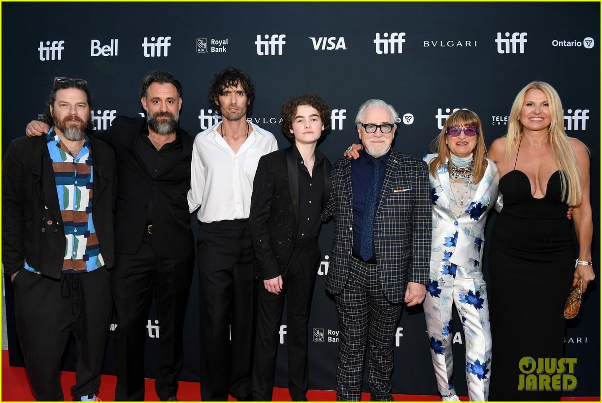 Kate Beckinsale Pairs A Bright Pink Dress With Black Latex Gloves at ...