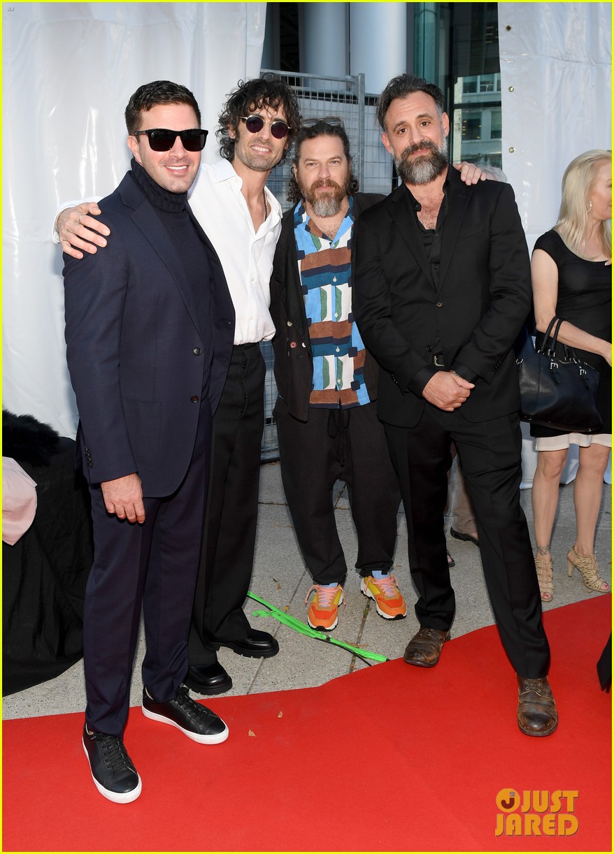 Kate Beckinsale Pairs A Bright Pink Dress With Black Latex Gloves at ...