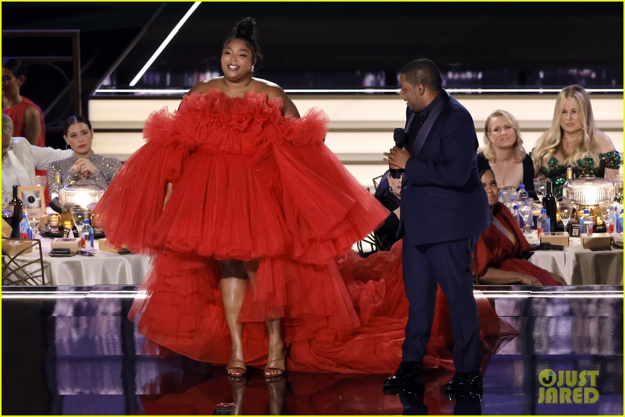 Lizzo Give Passionate Speech After Winning Outstanding Competition ...