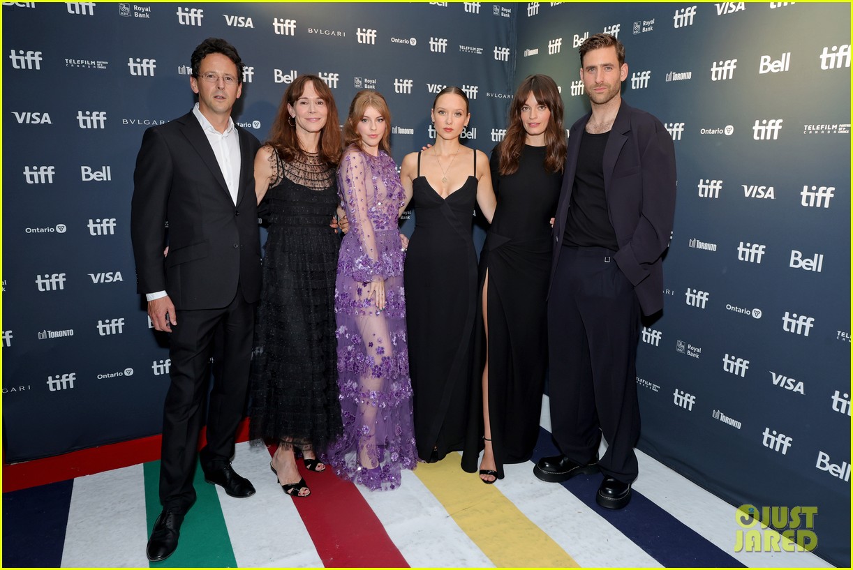 Emma Mackey Is Getting Raves for 'Emily' Movie After TIFF Premiere ...