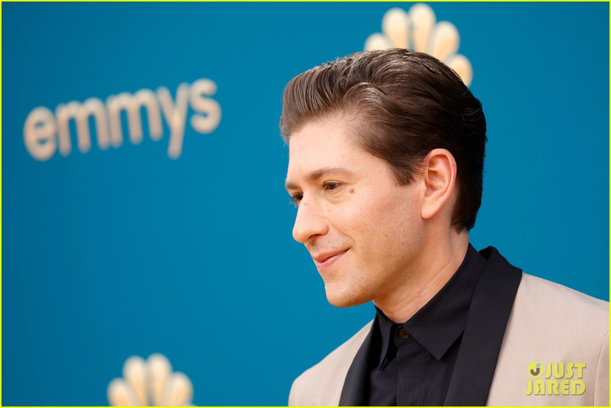 Rachel Brosnahan Goes Pretty in Purple for Emmy Awards 2022: Photo ...