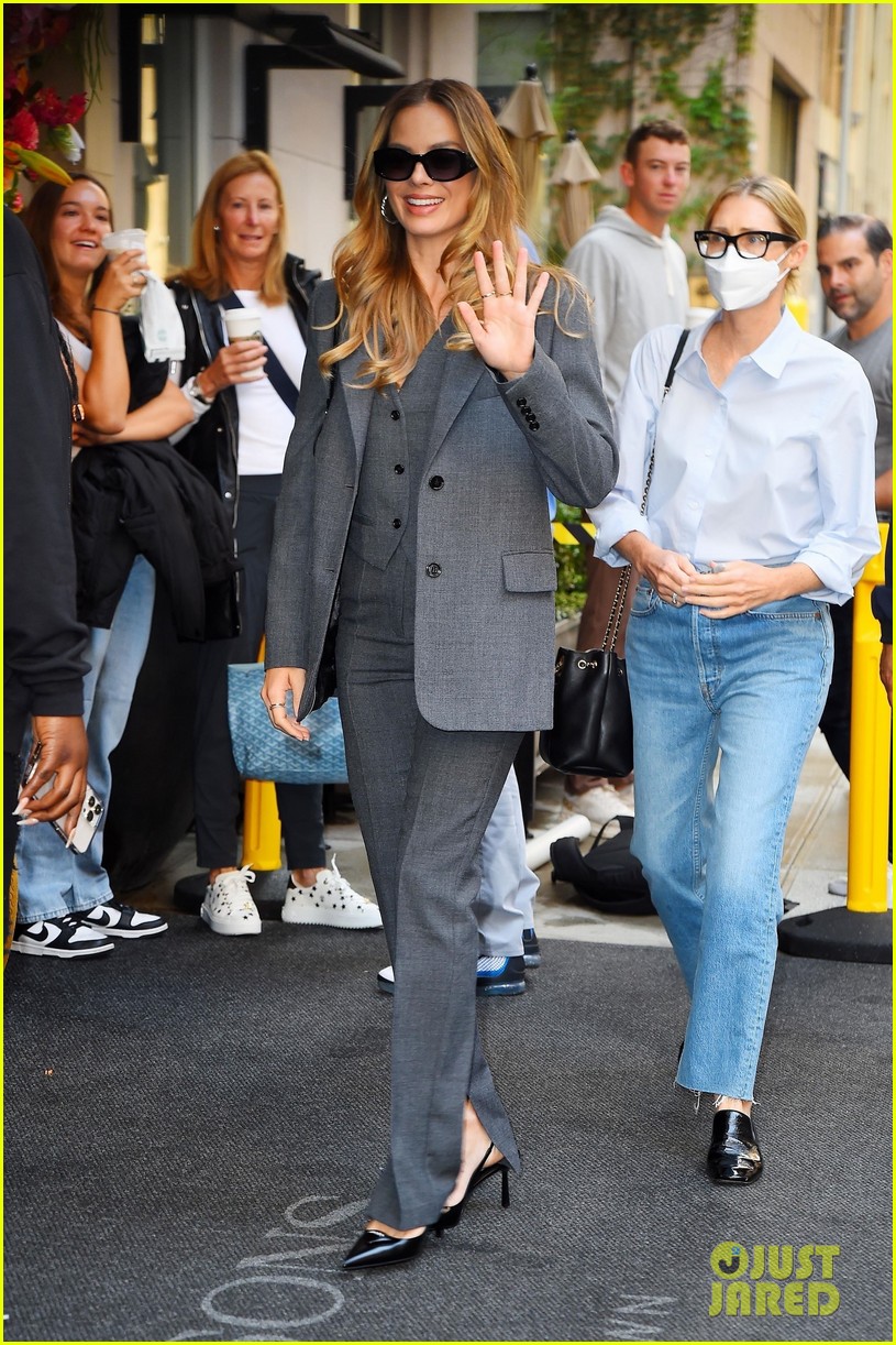 Margot Robbie Spotted Saying Hi To Fans Just Hours Ahead of 'Amsterdam ...