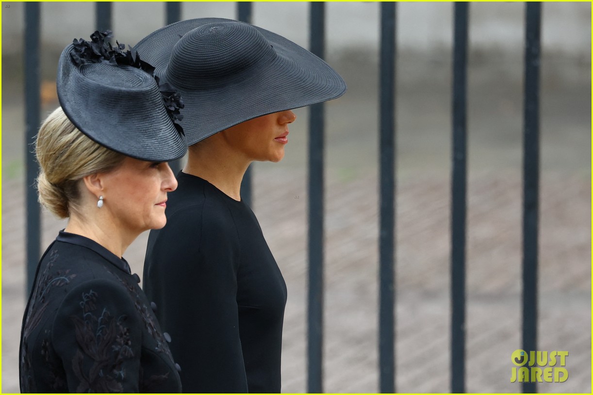 Meghan Markle Arrives at Queen Elizabeth's Funeral, Wears Special ...