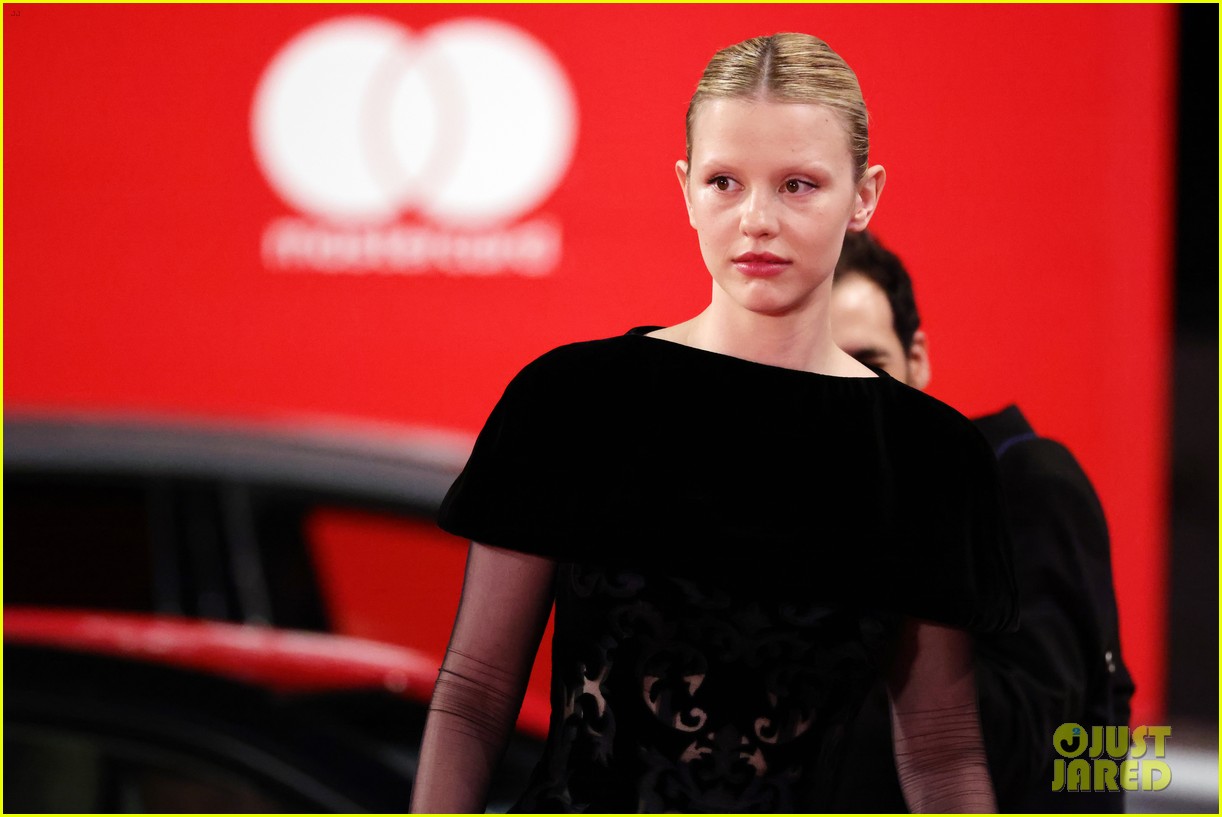 Mia Goth Hits the Red Carpet for 'Pearl' Premiere at Venice Film ...